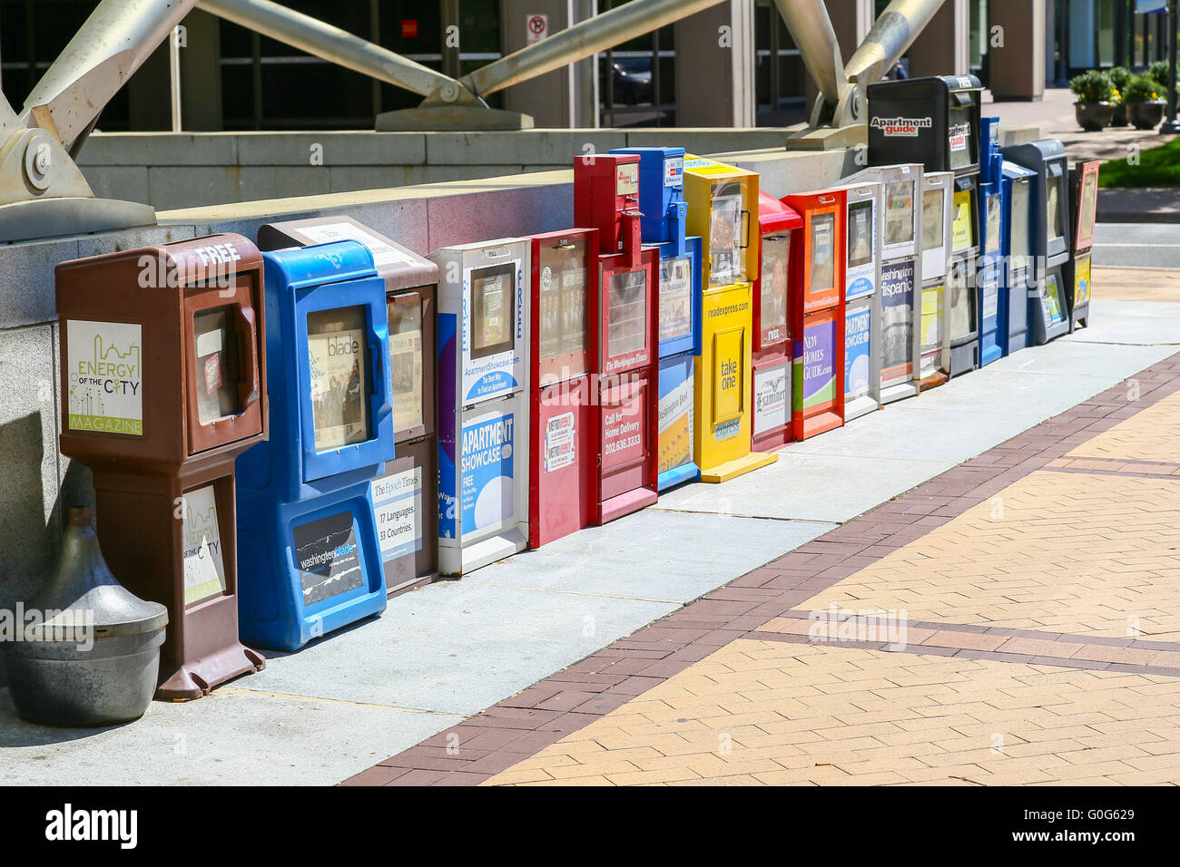 Newspaper Vending Machine High Resolution Stock Photography and Images ...
