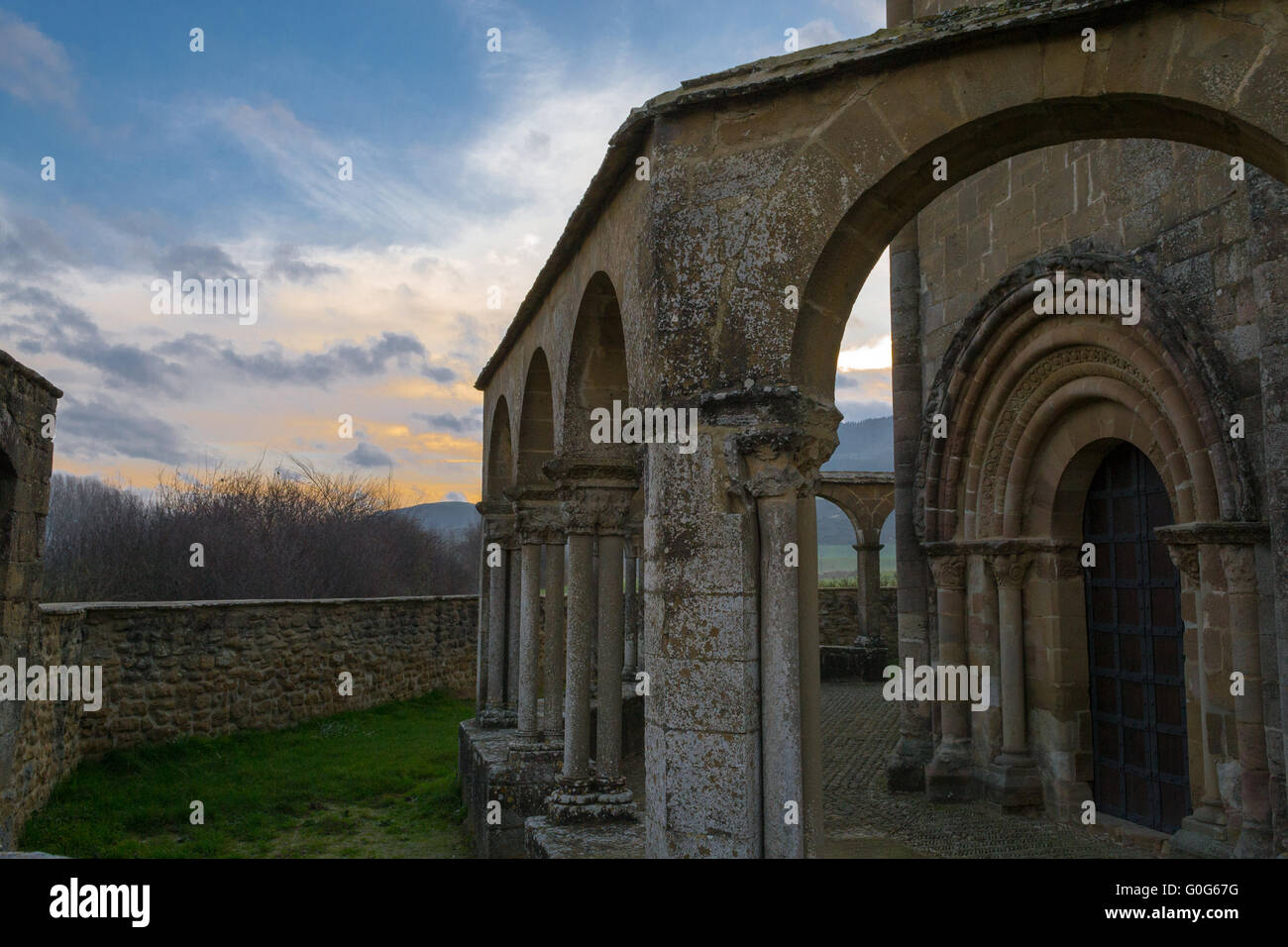 Romanesque arcade hi-res stock photography and images - Alamy