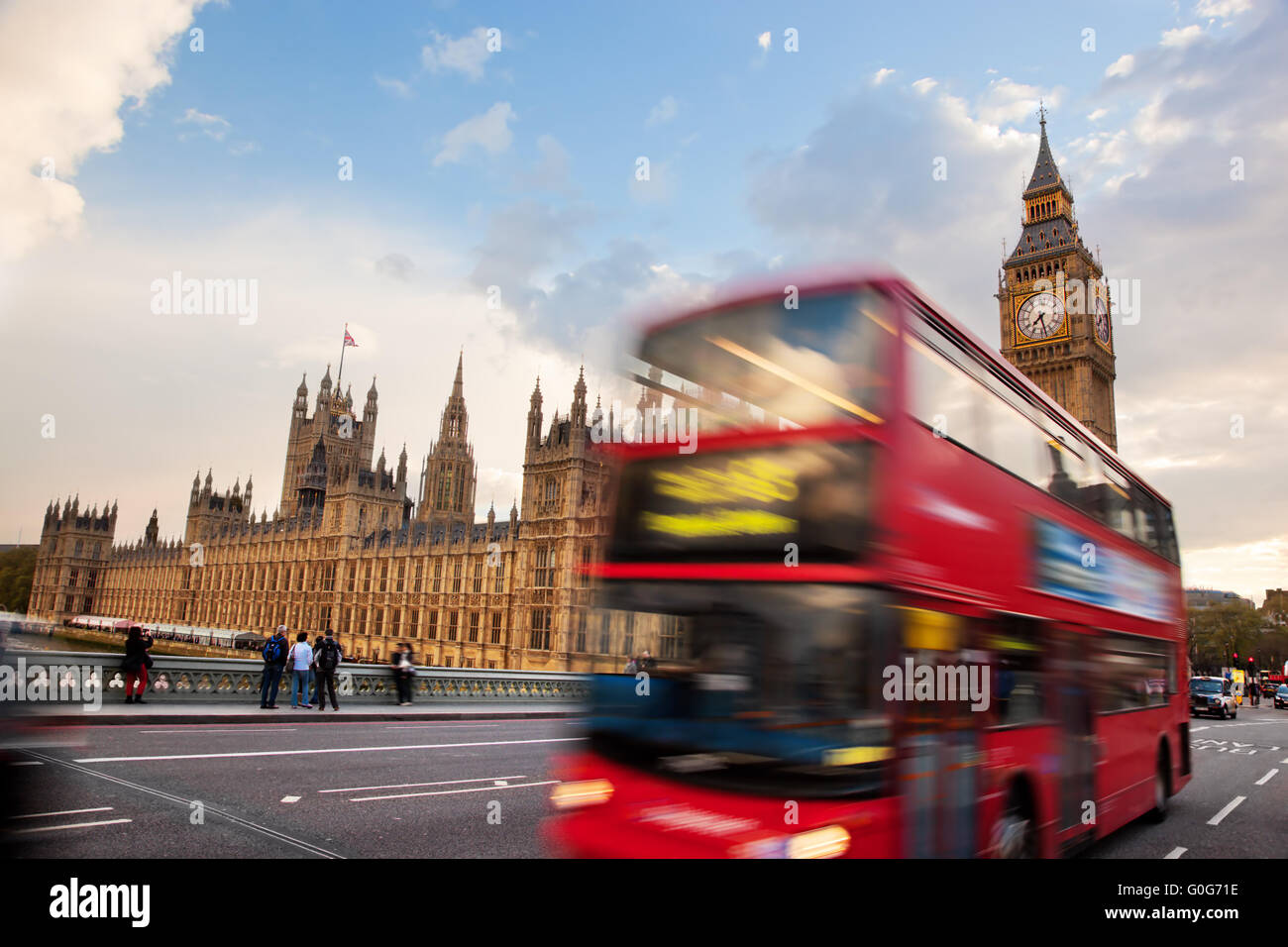Uk red bus hi-res stock photography and images - Alamy