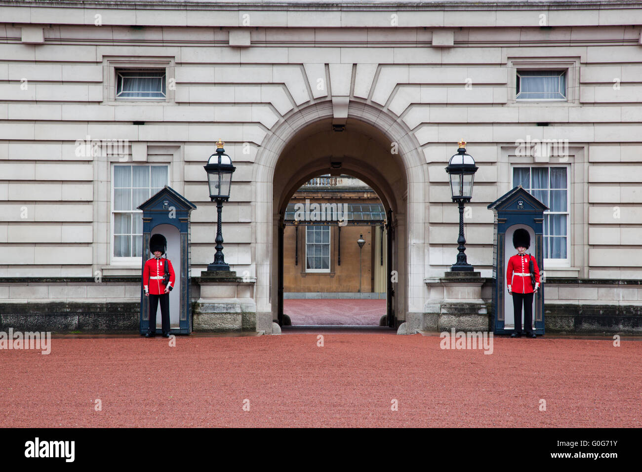 LONDON - MAY 17: British Royal guards guard the entrance to Buckingham ...