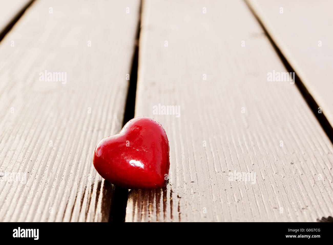 Red heart in crack of wooden plank. Symbol of love Stock Photo - Alamy