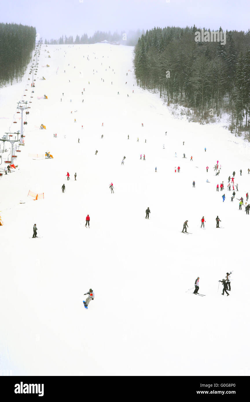 Crowded ski slope hi-res stock photography and images - Alamy