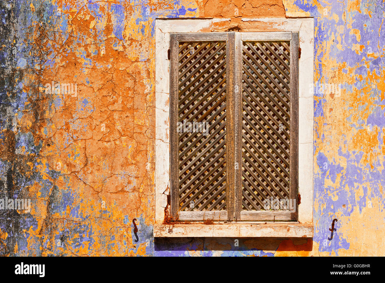 Peeling facade hi-res stock photography and images - Alamy