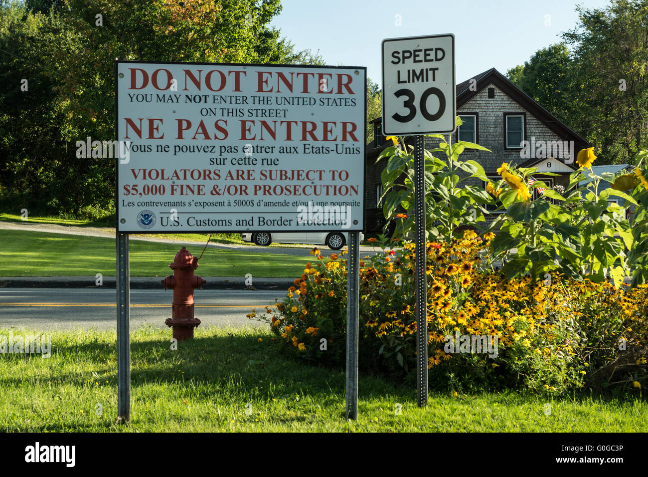Us canada border sign hi-res stock photography and images - Alamy