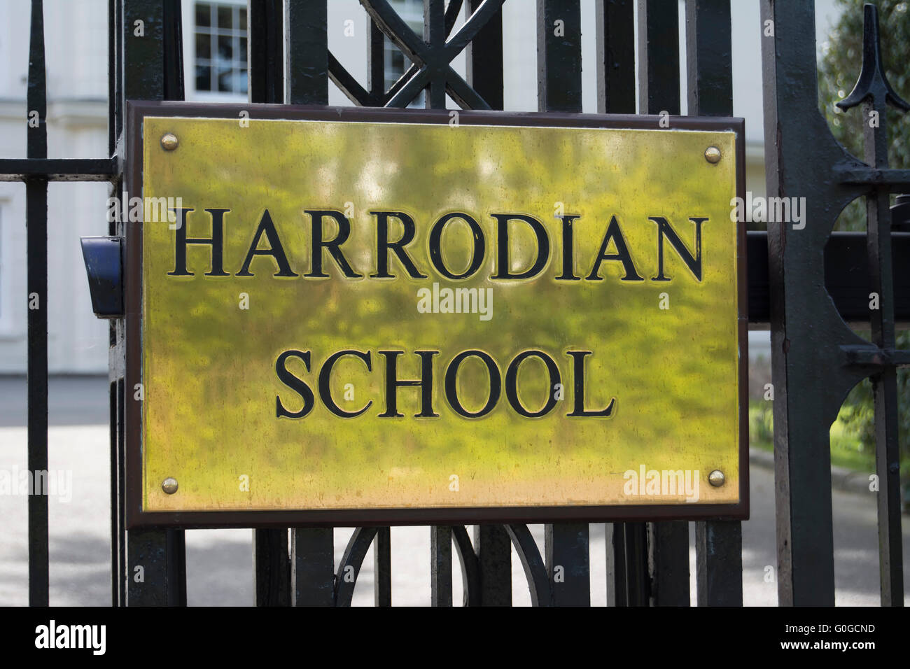 School gate sign london hi-res stock photography and images - Alamy