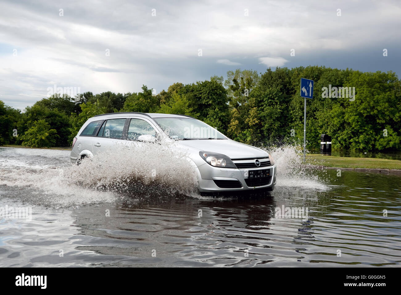 Cars submerged in flood hi-res stock photography and images - Alamy