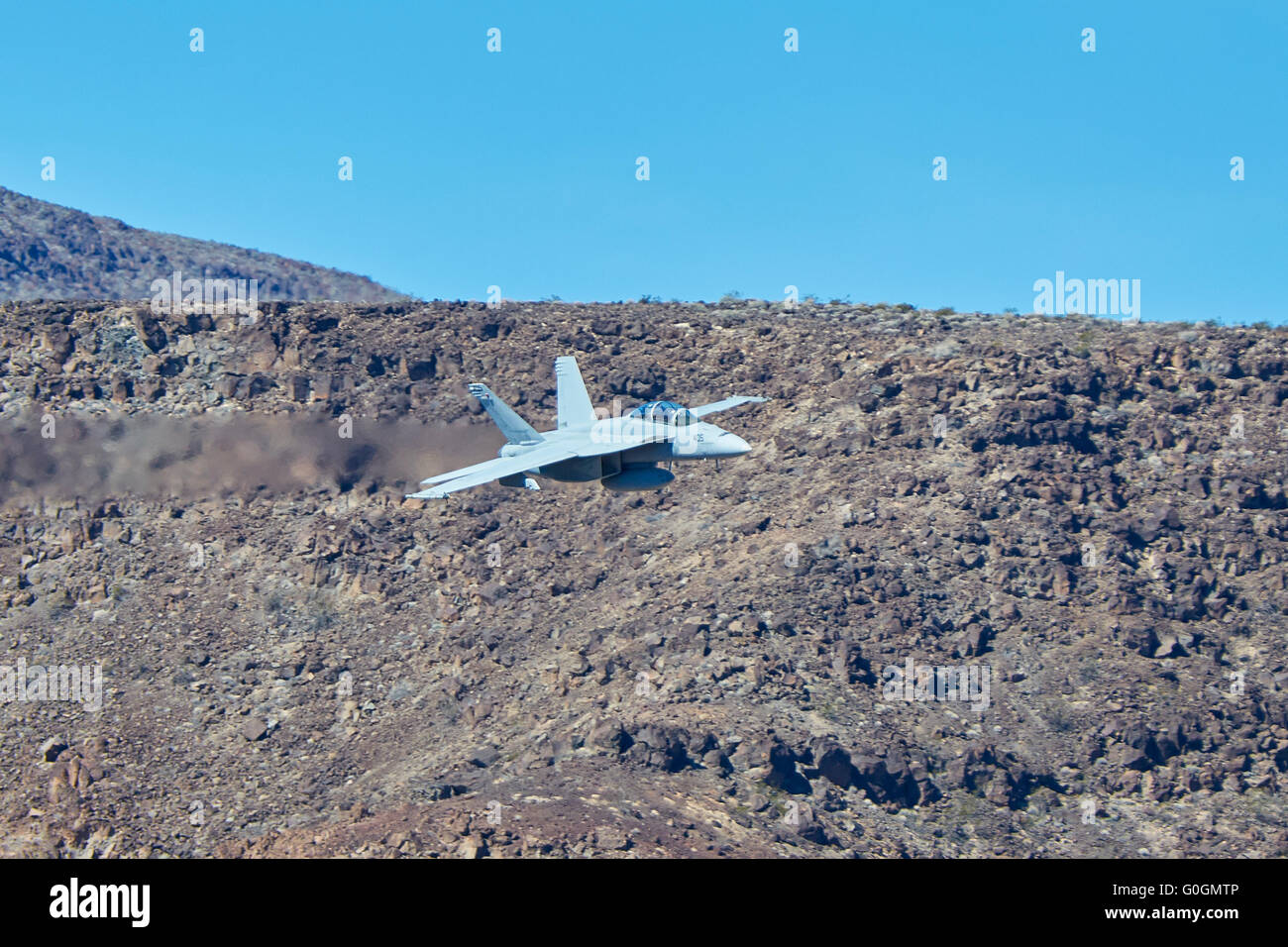 Fighter jet descending hi-res stock photography and images - Alamy