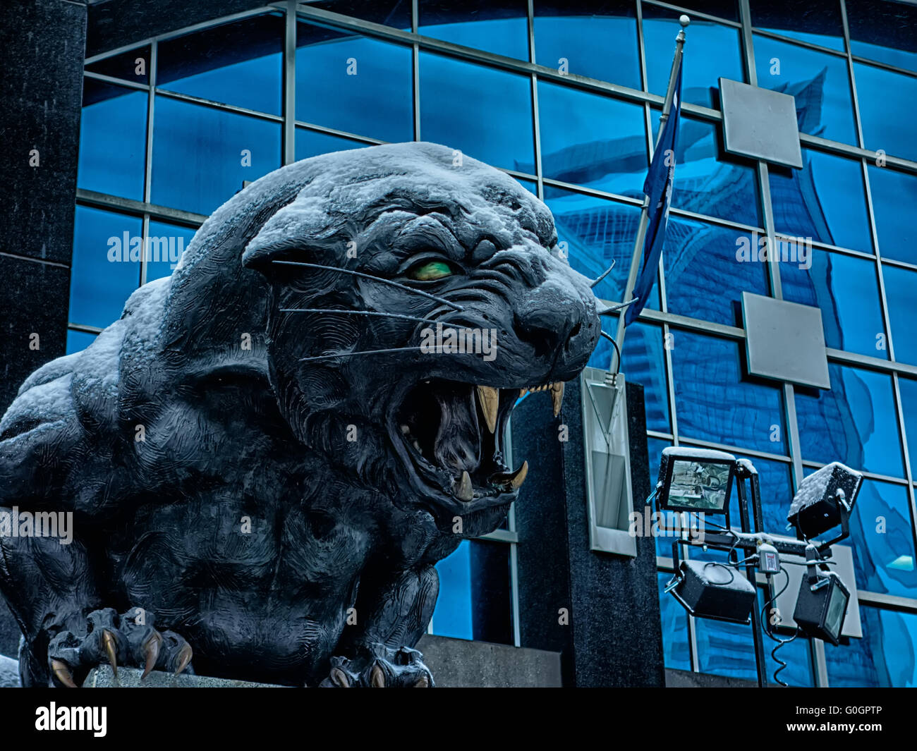 Statue of panther hi-res stock photography and images - Alamy