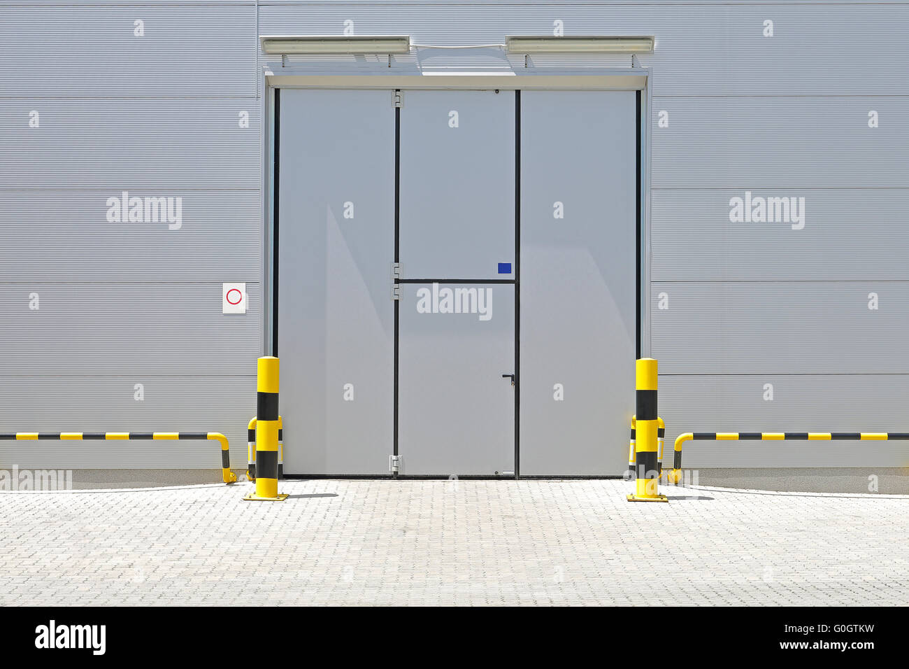 Closed warehouse hi-res stock photography and images - Alamy