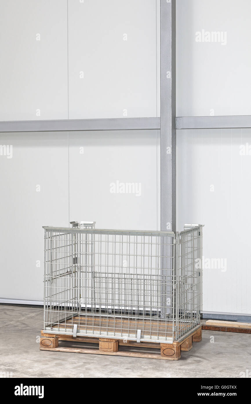 Wire mesh pallet hi-res stock photography and images - Alamy