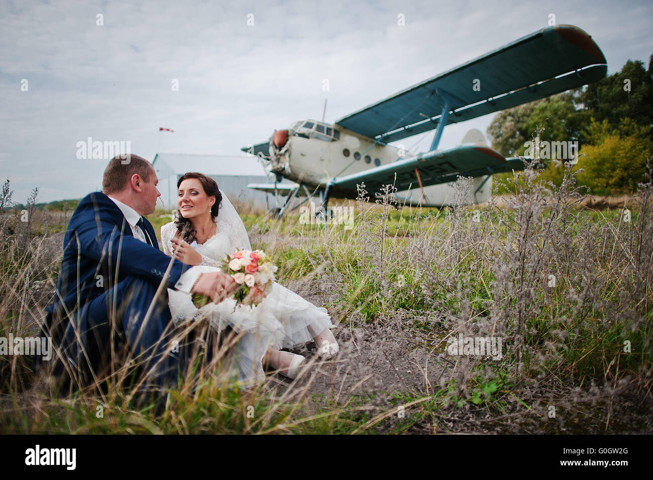 wedding couple background plane on airport Stock Photo - Alamy