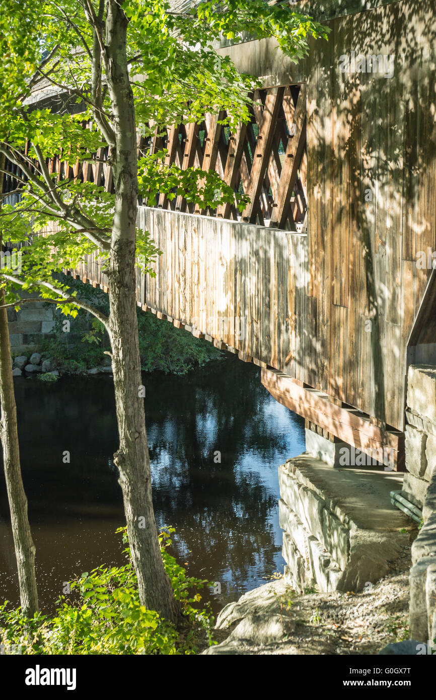 Bridge scenic trees hi-res stock photography and images - Alamy