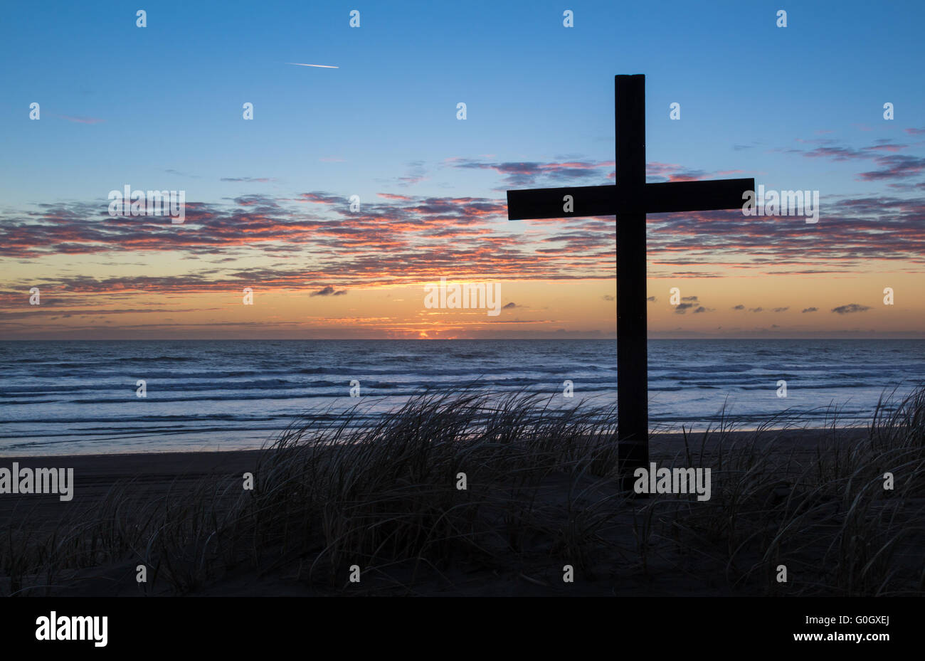 Cross on a sand dune as the sunsets over the sea Stock Photo - Alamy
