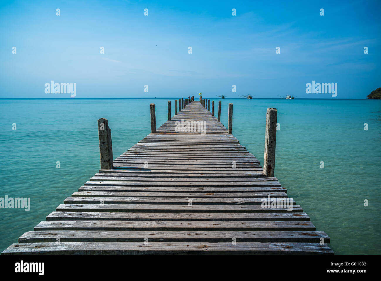Tropical sea and wooden pier, holiday background Stock Photo - Alamy