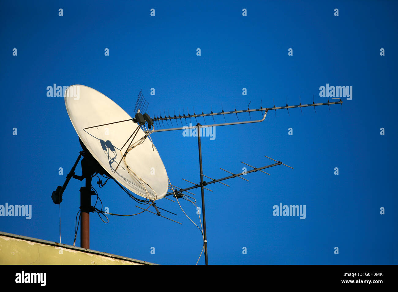 Cable tv dish hi-res stock photography and images - Alamy