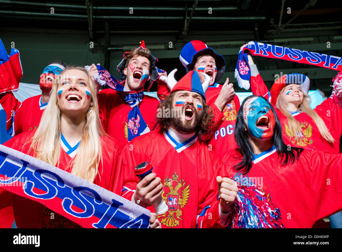 Crowd girls screaming hi-res stock photography and images - Alamy