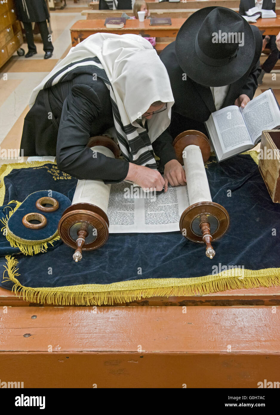 Reading from torah scroll hi-res stock photography and images - Alamy