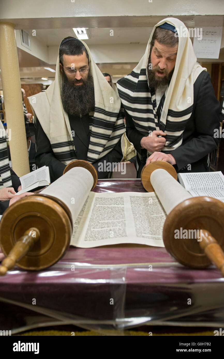 Bible reading congregation hi-res stock photography and images - Alamy