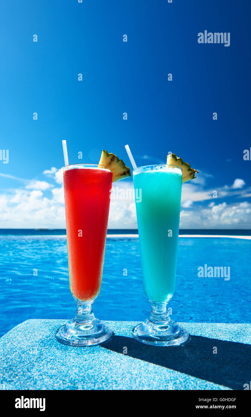Cocktails near swimming pool Stock Photo - Alamy