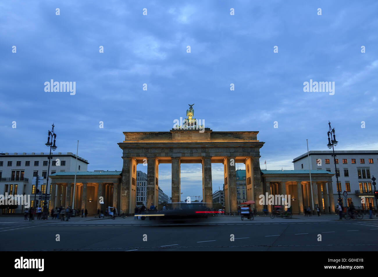 Crowd by berlin wall hi-res stock photography and images - Alamy