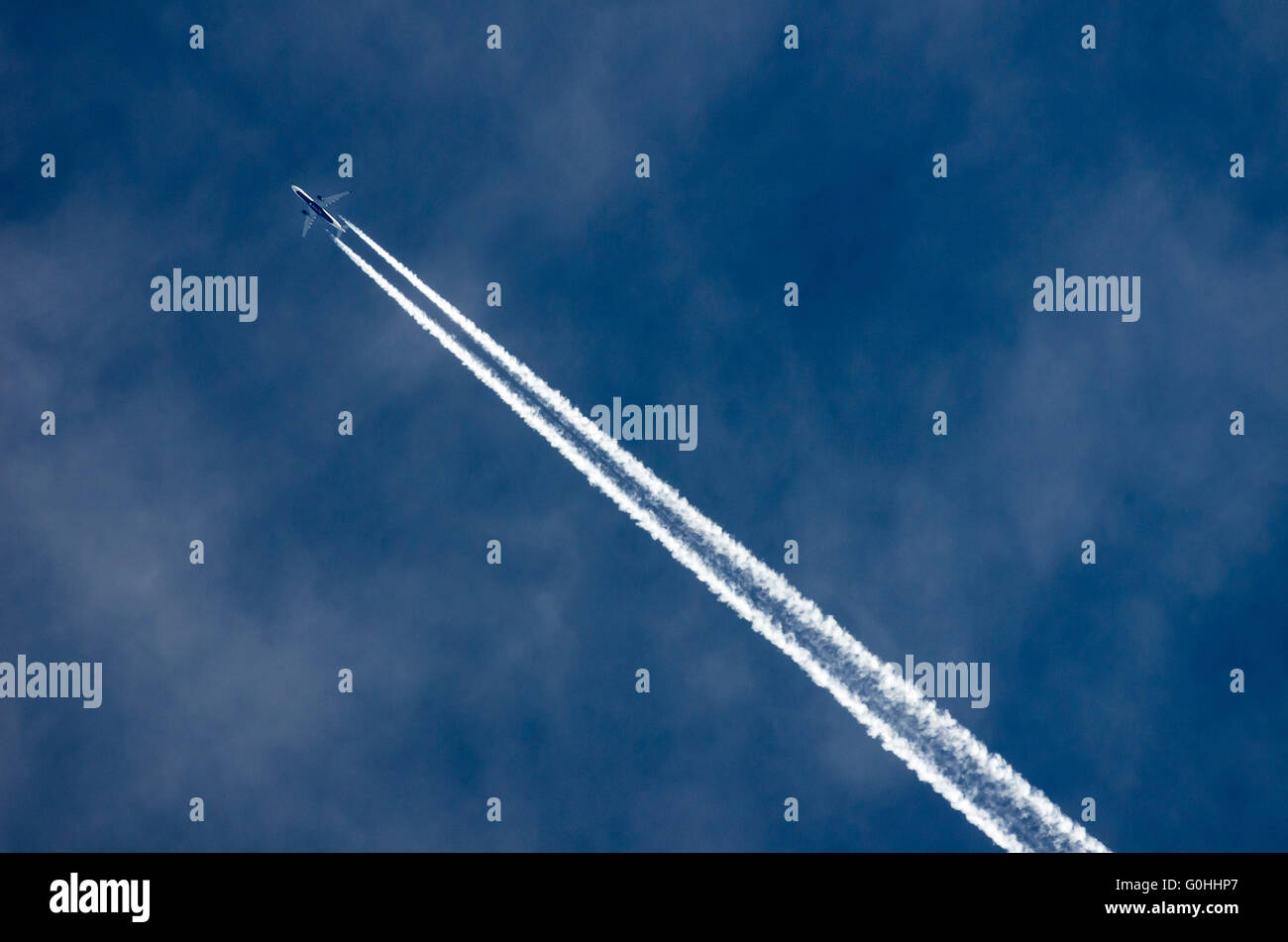 Jet flying over uk hi-res stock photography and images - Alamy