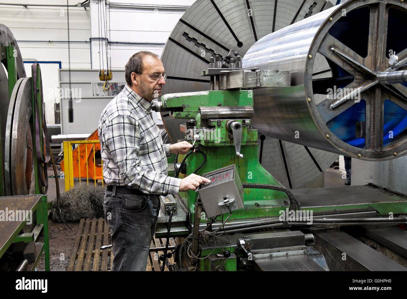 Older workers in the metal industry in CNC milling machine Stock Photo ...