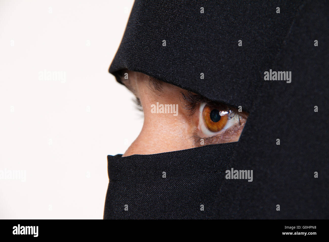 Symbolfoto Islam. Muslim veiled woman with Burqa Stock Photo - Alamy