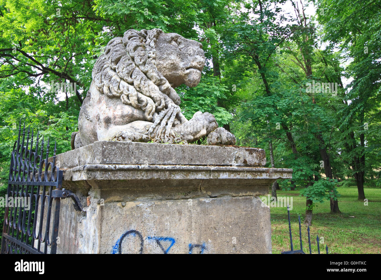 A stone lion on a gate Stock Photo - Alamy