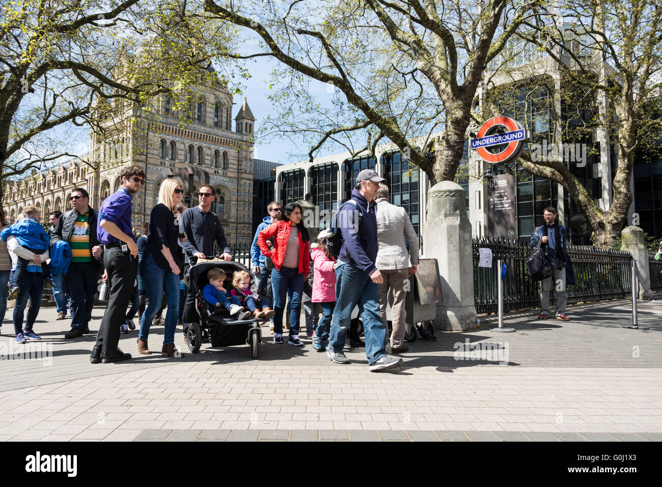 Visitors and tourists queue in front of the National History Museum in ...