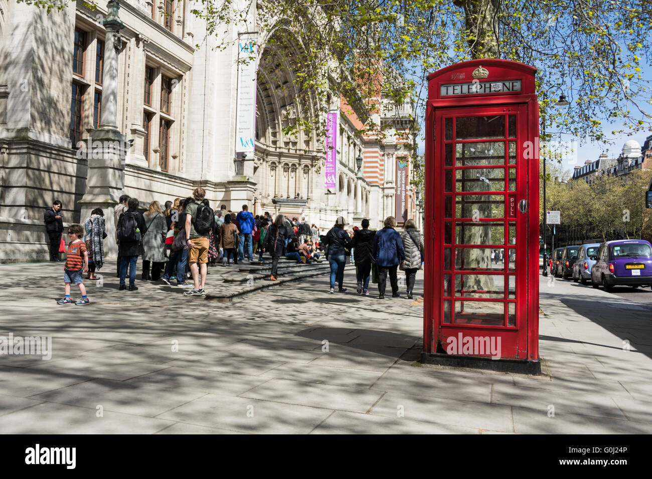 London Museum Queue High Resolution Stock Photography and Images - Alamy