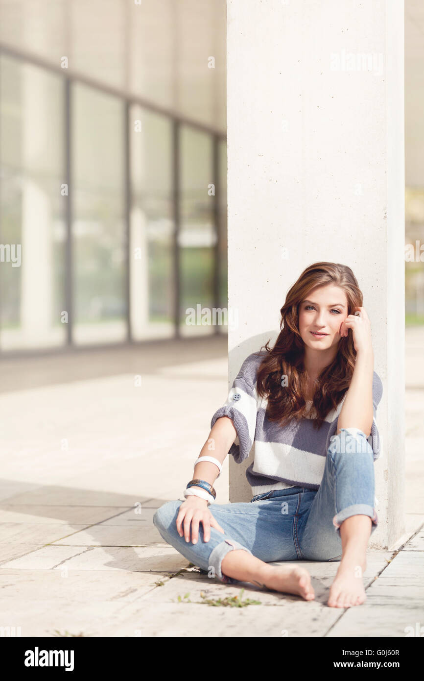 Barefoot beauty brunette casual hi-res stock photography and images - Alamy