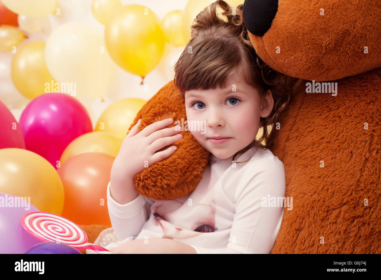 Portrait of lovely little girl hugging teddy bear Stock Photo - Alamy