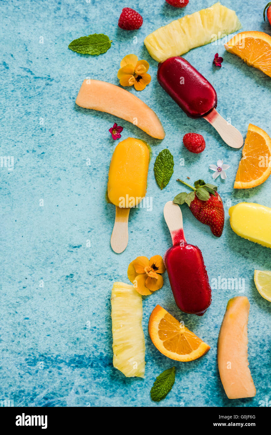 summer natural popsicle border background, flat lay from overhead Stock ...