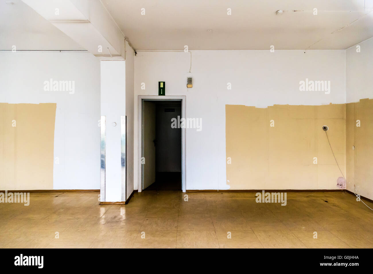 empty standing store Stock Photo - Alamy