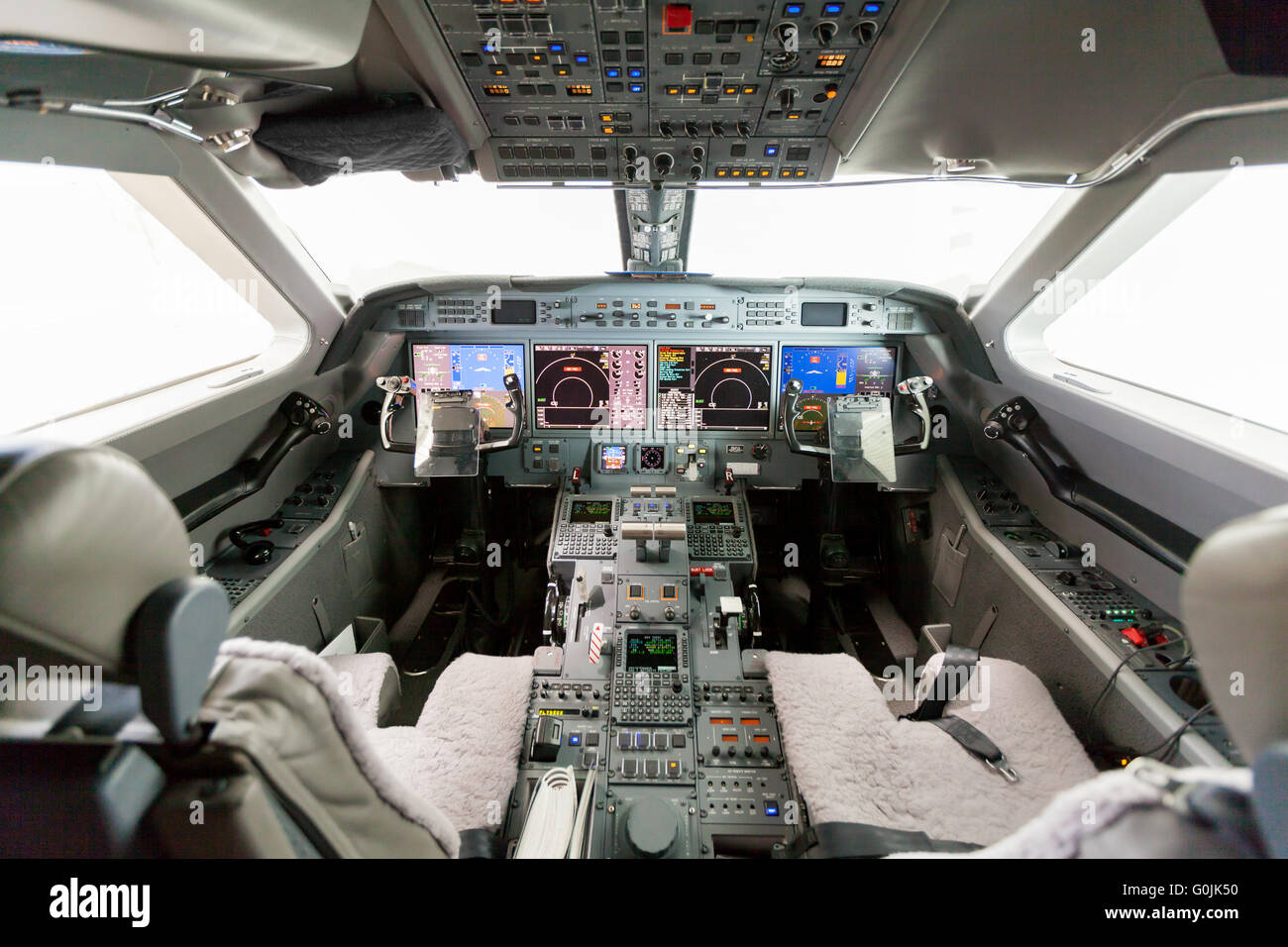Learjet cockpit hi-res stock photography and images - Alamy