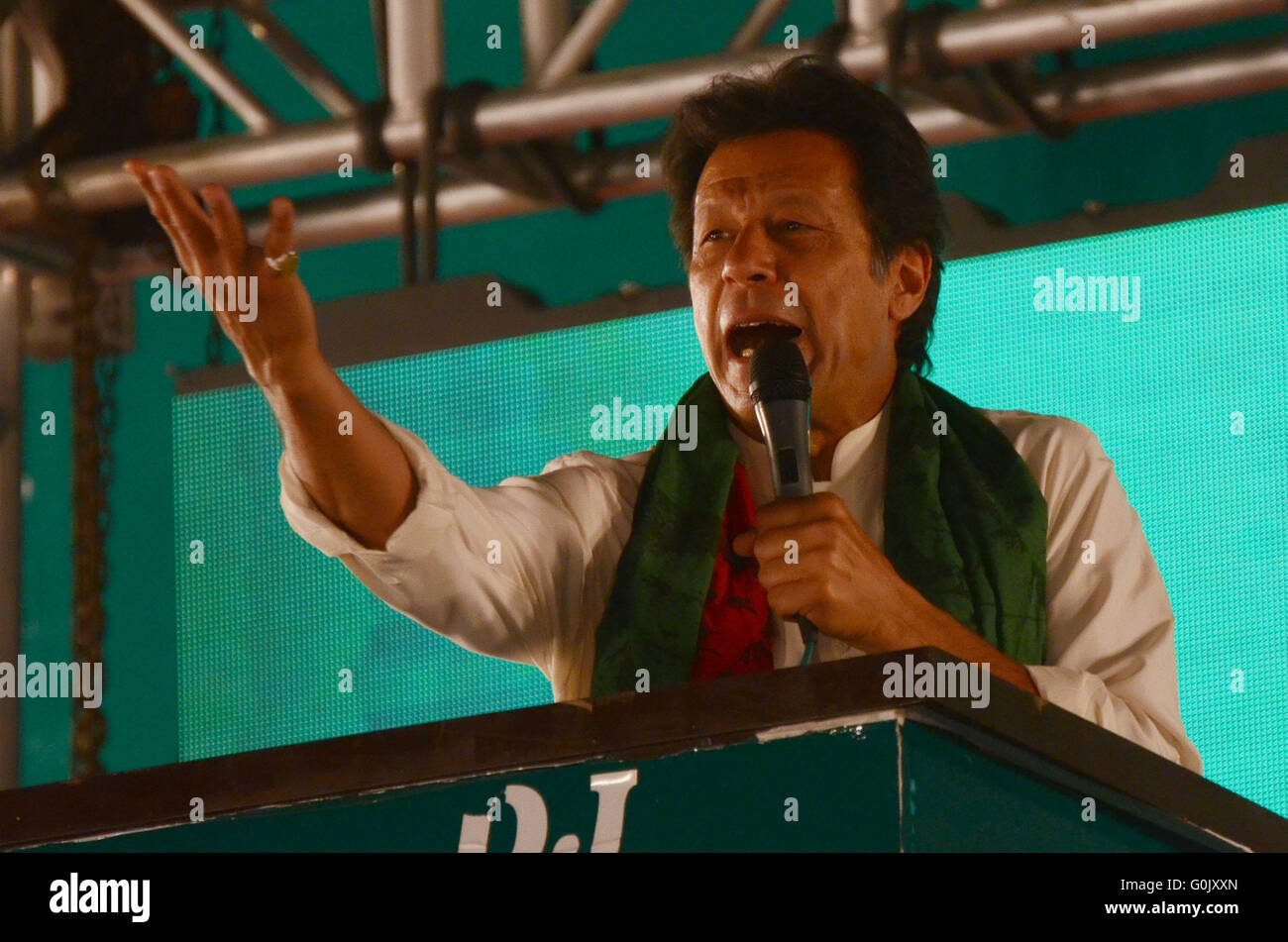Political leaders addresses supporters hi-res stock photography and ...