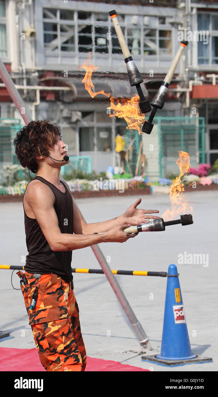 Chiba, Japan. 1st May, 2016. A Japanese street performer Syo! juggles ...