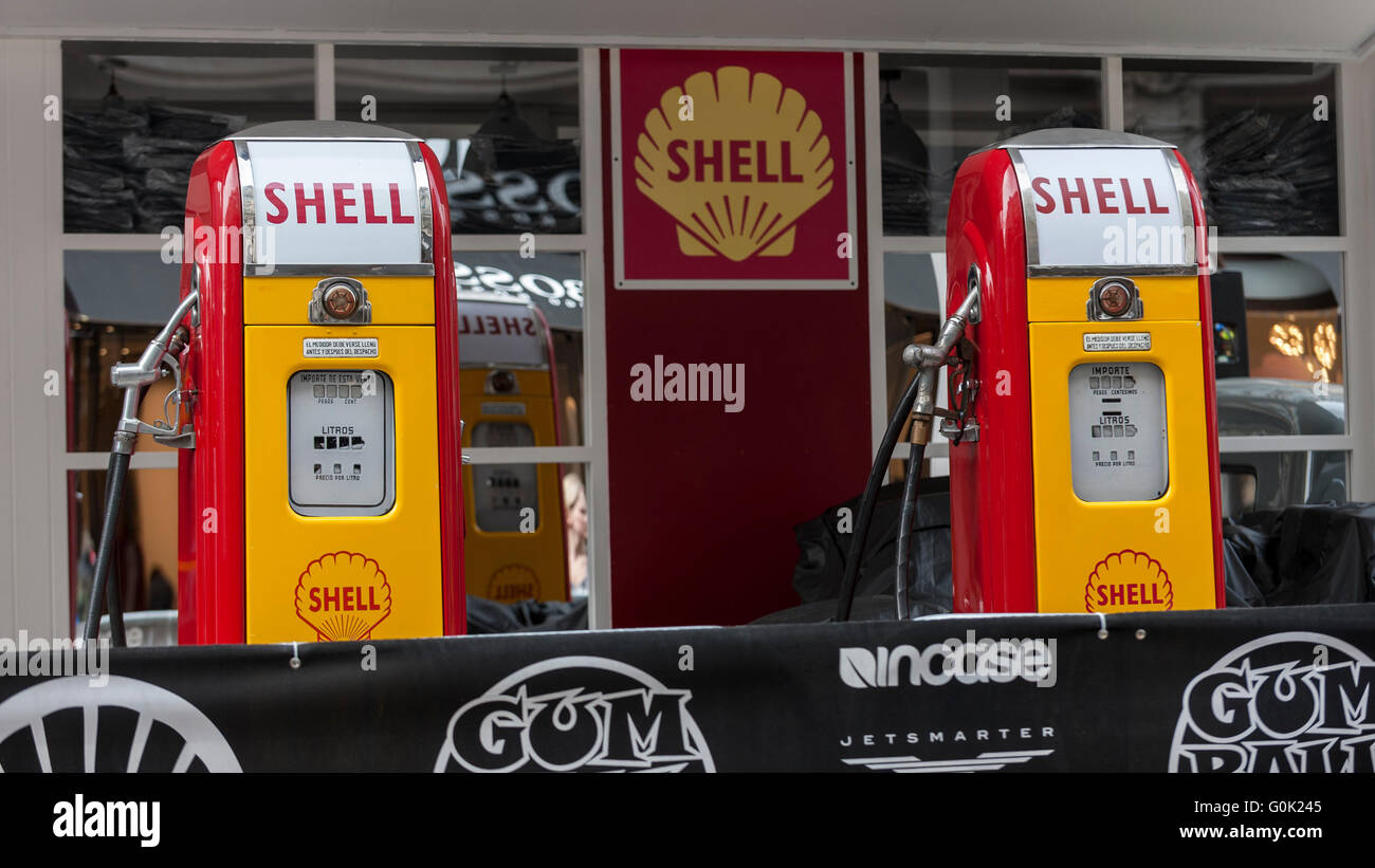 Shell petrol station on street hi-res stock photography and images - Alamy