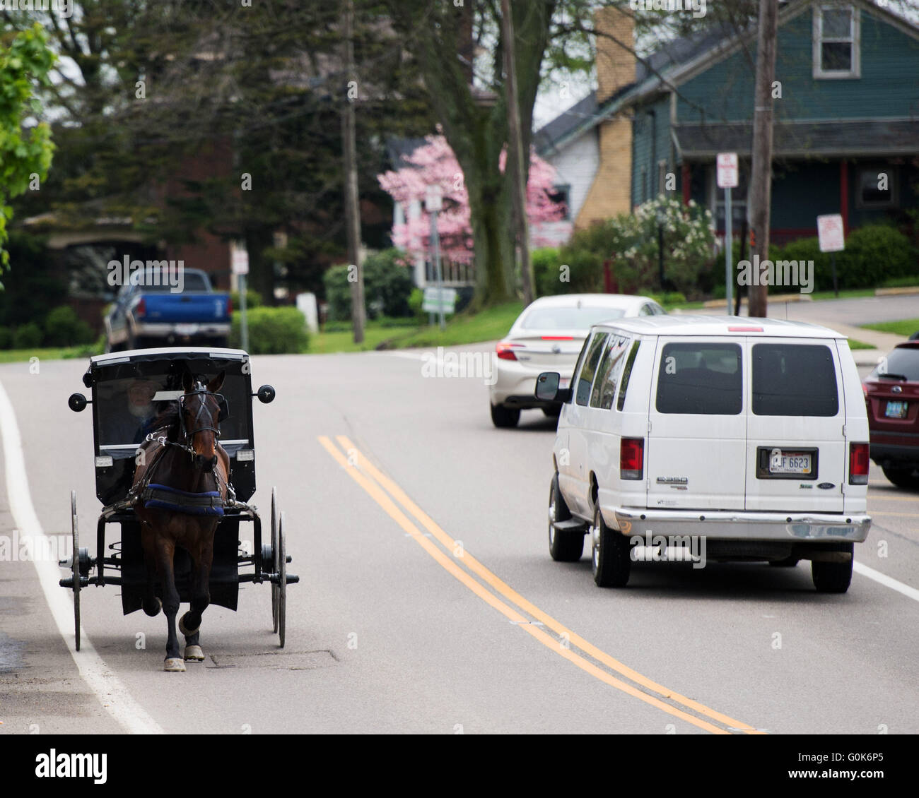 Amish buggy and car hi-res stock photography and images - Alamy
