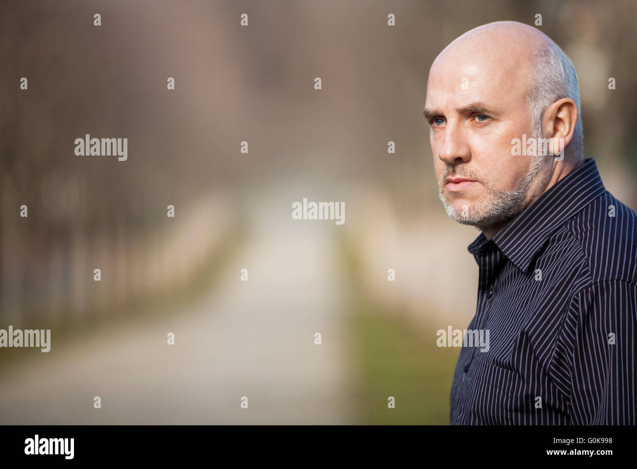 Man standing waiting hi-res stock photography and images - Alamy