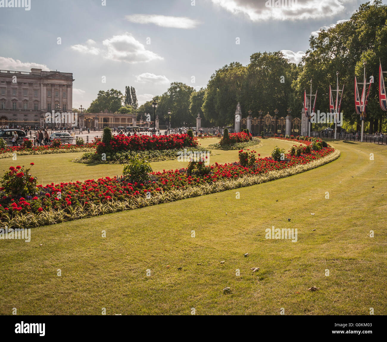 Buckingham palace gardens hi-res stock photography and images - Alamy
