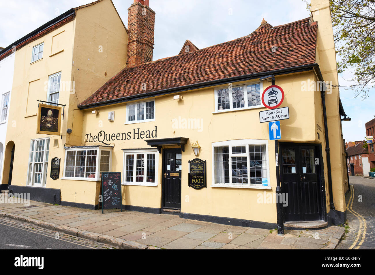 Queens head public house hi-res stock photography and images - Alamy