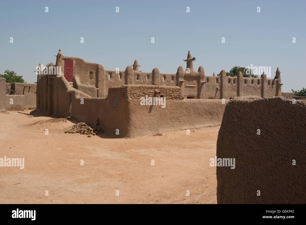 A mosque in Senoussa (Senossa) built with adobe in traditional Sudano ...