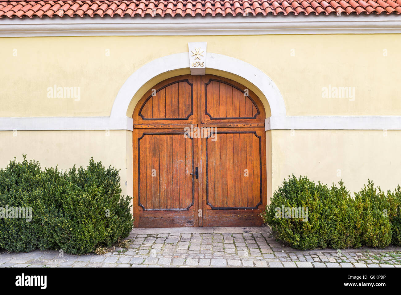 Entry doors with plants hi-res stock photography and images - Alamy