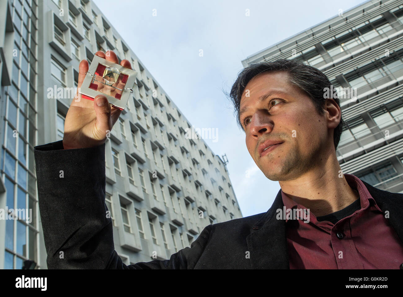 Solar cell scientist hi-res stock photography and images - Alamy