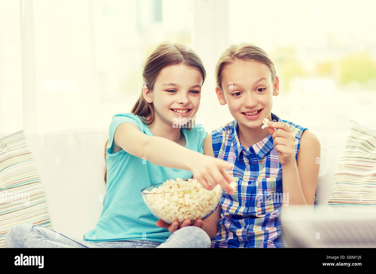 Popcorn home hi-res stock photography and images - Alamy