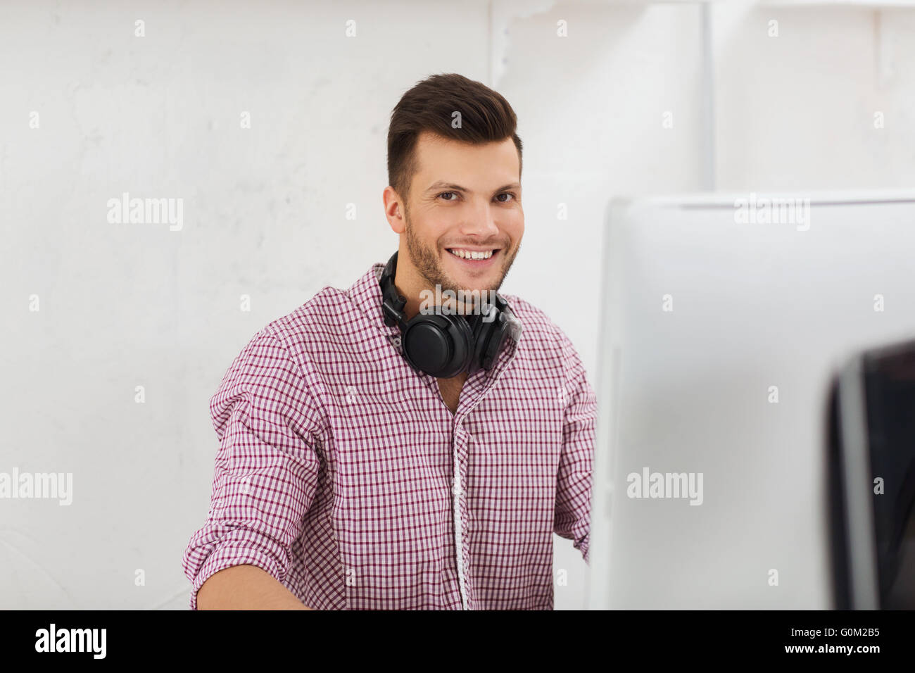 creative man with headphones and computer Stock Photo - Alamy