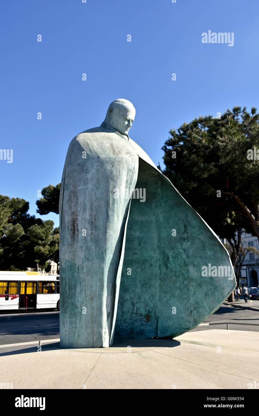 A statue of a man in a cape in downtown Rome Stock Photo - Alamy