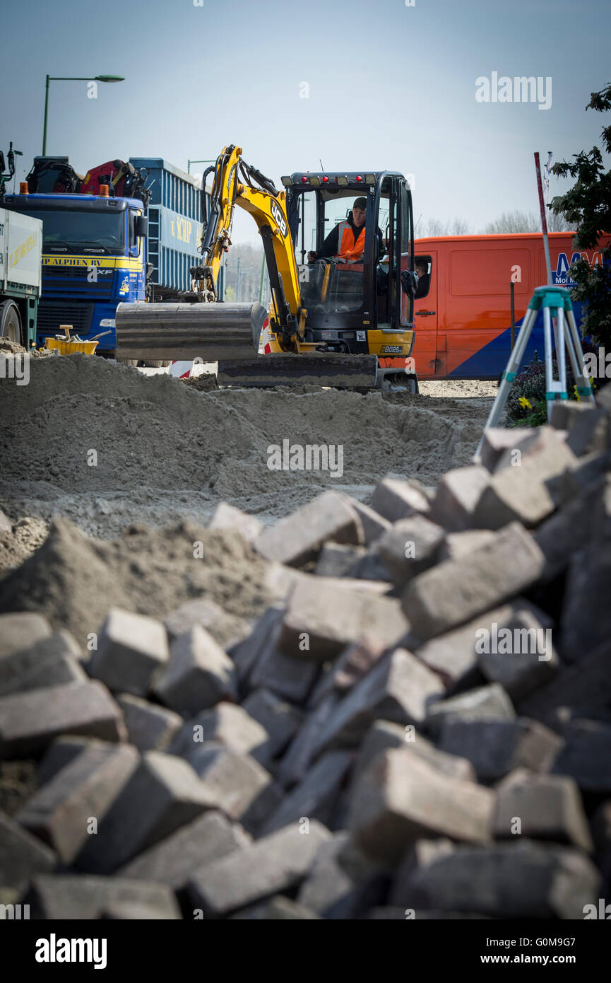 Excavator digging sand Stock Photo - Alamy