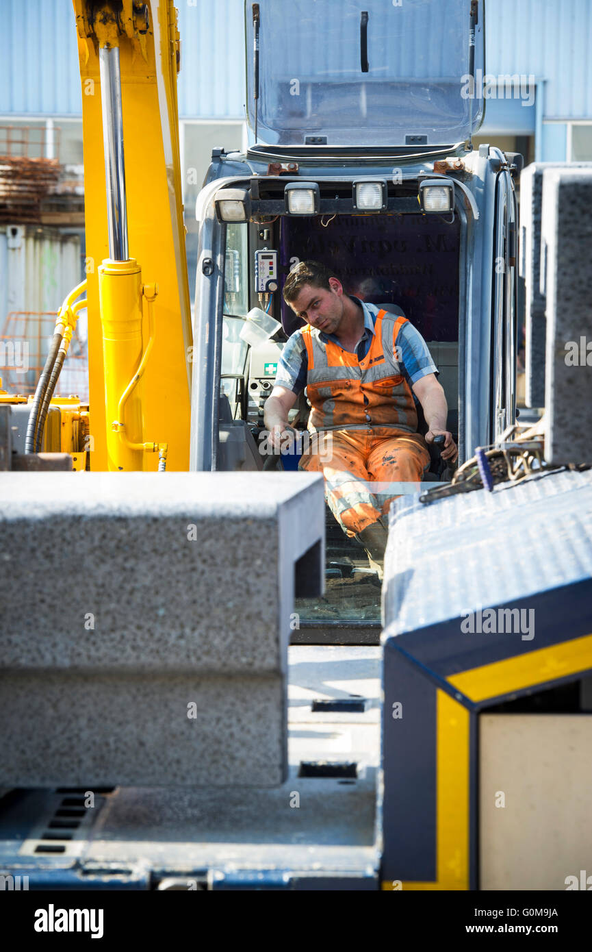 Excavator operator hi-res stock photography and images - Alamy